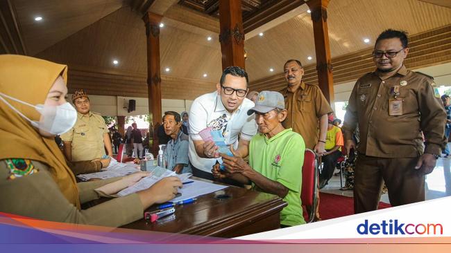 Pj Wali Kota Mojokerto Salurkan Bantuan Uang Tunai ke 1.961 Warga Miskin