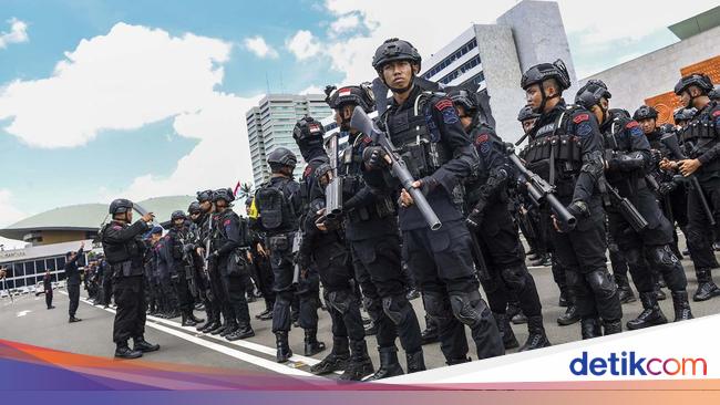 Brimob Amankan Demo di Depan DPR