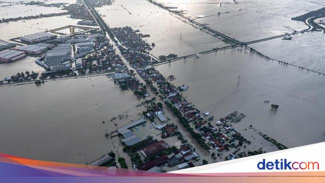 Foto Udara Banjir di Demak yang Putuskan Jalur Pantura