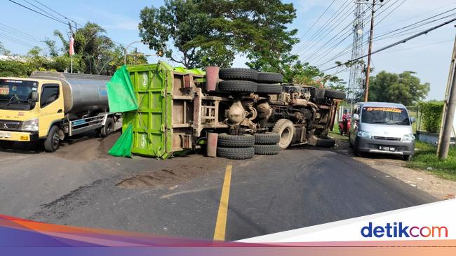 Truk Angkut Pasir Terguling Bikin Lalin Bangkalan Macet hingga 1 Km