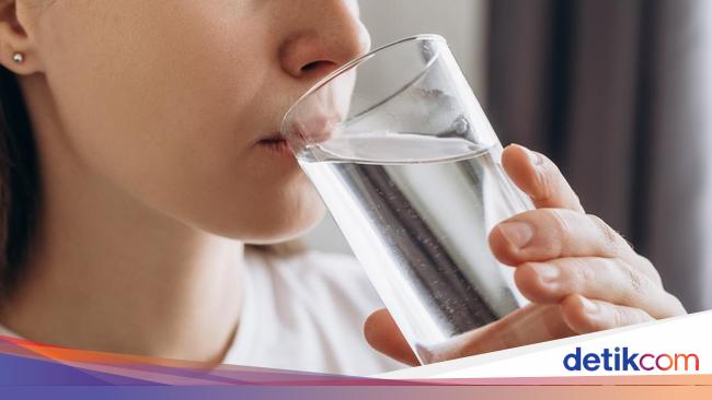 Apa Benar Minum Air Garam Bisa Atasi Kelebihan Air dalam Tubuh?