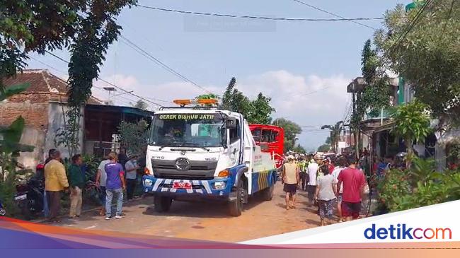 Bus Seruduk Motor hingga Rumah di Singosari Malang Tewaskan 1 Orang