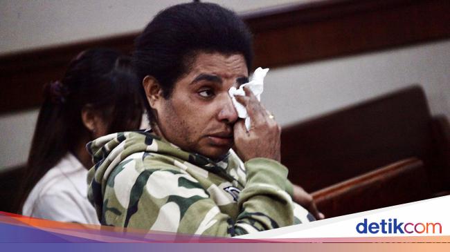 Tangis Sang Istri di Sidang Vonis Eks Kadis PUPR Papua Tangis Sang Istri di Sidang Vonis Eks Kadis PUPR Papua
