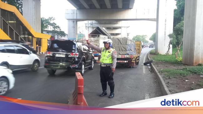 Ada Truk Patah As Roda di Jalan MT Haryono, Lalin Arah Pancoran Macet