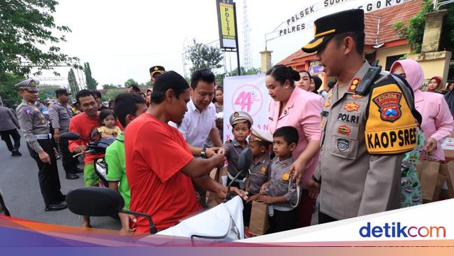 Senangnya Siswa TK Kemala Bhayangkari Bojonegoro Berbagi Takjil Bareng Polisi