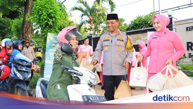 Polisi di Tuban Bagikan 500 Paket Takjil ke Pengguna Jalan