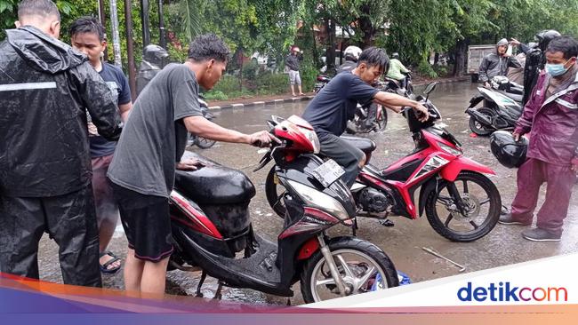 Jangan Langsung Dinyalakan! Ini yang Harus Dilakukan Saat Motor Terendam Banjir