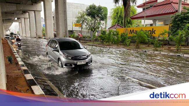 Banjir di Kelapa Gading, JakLingko Rute Rawamangun-Tanah Merah Tak ...