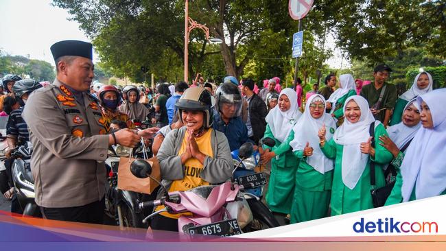 Polisi di Banyuwangi dan Fatayat Bagi Takjil, 10 Menit Ludes