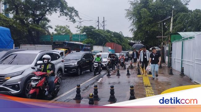 Cerita Arman Hampir Batalkan Puasa saat Terjebak Macet 2 Jam di Daan Mogot