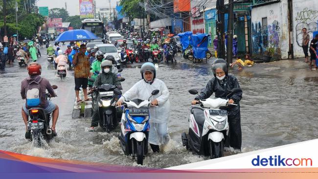 Pemotor Mogok Terobos Banjir di Jl HOS Cokroaminoto Ciledug, Tangerang