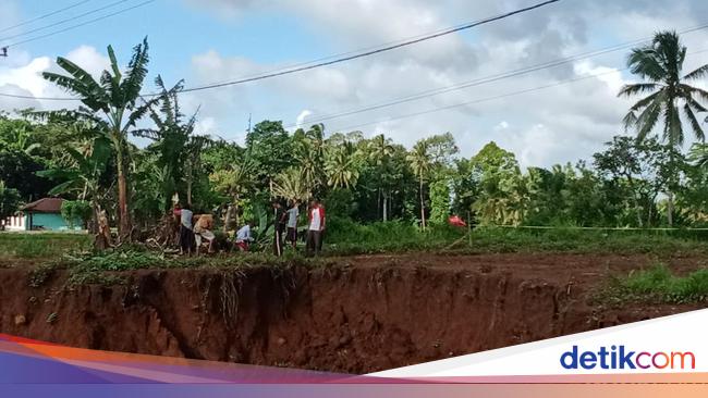 Jalan Longsor Tak Kunjung Diperbaiki, Warga Banten Bangun Akses Alternatif