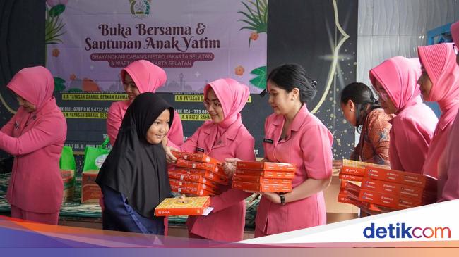 Ramadan Berkah, Bhayangkari Polres Jaksel Bagikan Sembako ke Panti Asuhan