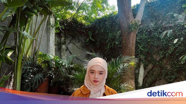 Cantiknya Inara Rusli saat Ngeteh dan Menikmati Dessert