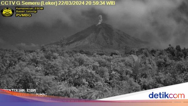 Gunung Semeru Sempat Erupsi Setinggi 1 Km di Hari Gempa Tuban Terjadi