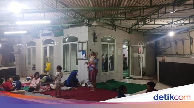 Musala di Tegal Alur Tetap Gelar Tarawih Meski Jadi Pengungsian Banjir
