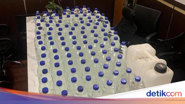 Polisi Gerebek Home Industry Miras di Malang, Ratusan Botol Siap Edar Disita