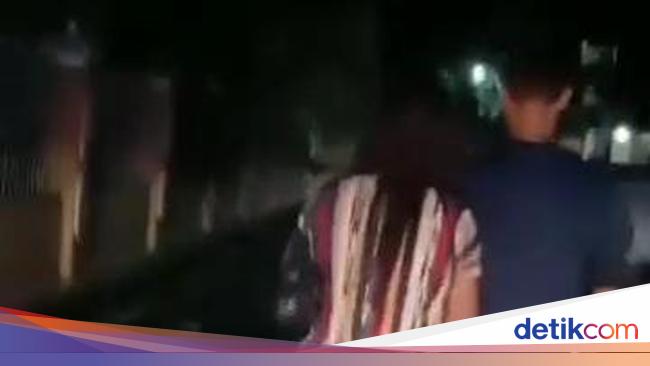 Viral Pasangan Selingkuh di Bojonegoro Diarak Warga ke Balai Desa Viral Pasangan Selingkuh di Bojonegoro Diarak Warga ke Balai Desa