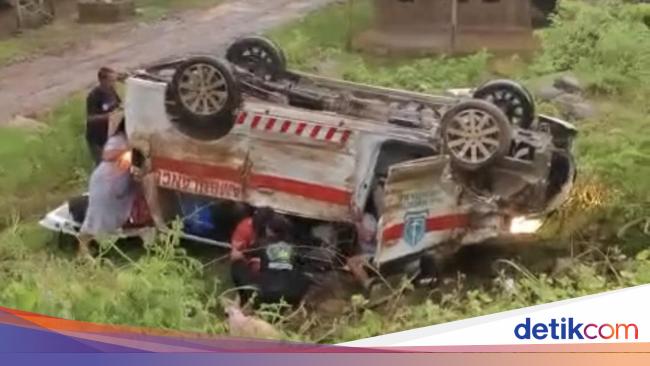 Ambulans Bawa Pasien RSUD Datu Pancaitana Bone Terjun ke Jurang di Maros Ambulans Bawa Pasien RSUD Datu Pancaitana Bone Terjun ke Jurang di Maros