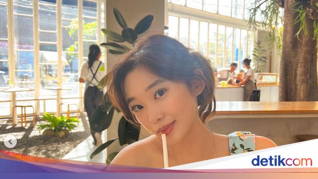 Gaya Livy Renata Saat Makan di Kaki Lima hingga Soba di Jepang