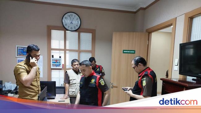 Ruangan Sekda Sumbar Ikut Digeledah Kejati, Sejumlah Dokumen Diangkut