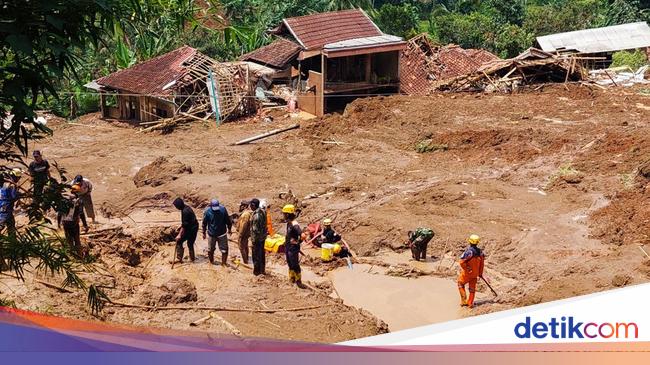 Detik-detik Bukit 100 Meter di Bandung Barat Longsor-Terjang Permukiman