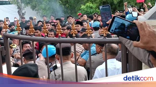 Puluhan Mahasiswa Bentrok dengan Polisi saat Demo di Polrestabes Medan