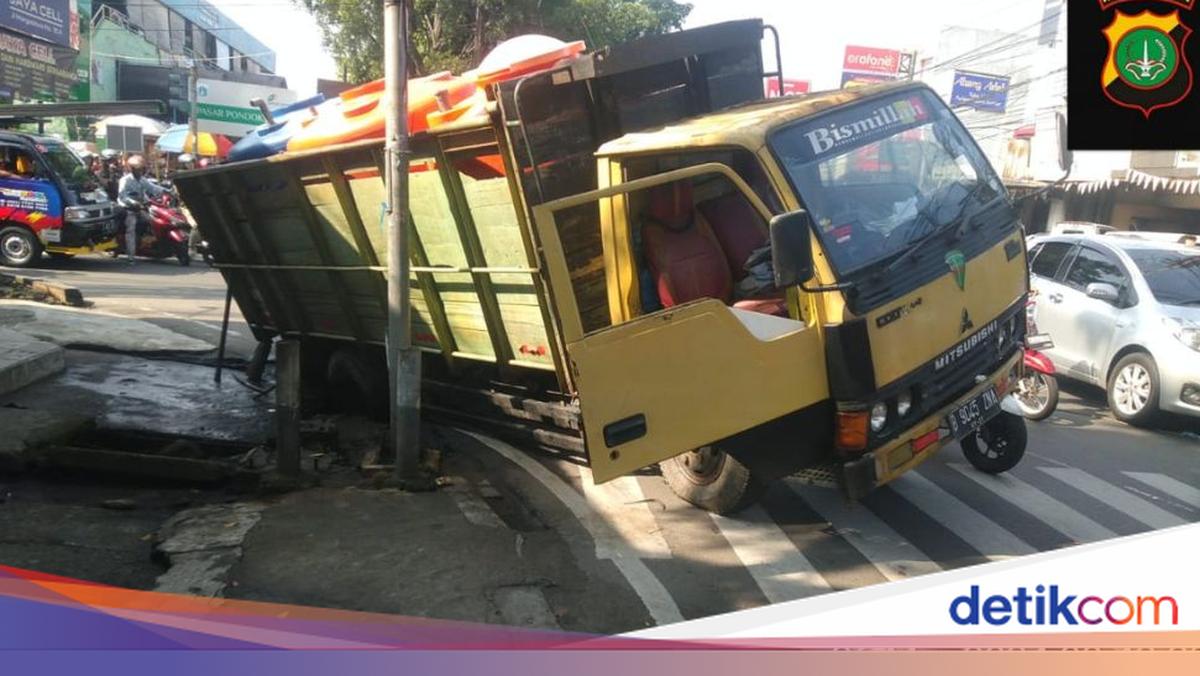 Truk Terperosok di Jl Margasatwa Cilandak, Lalin Macet