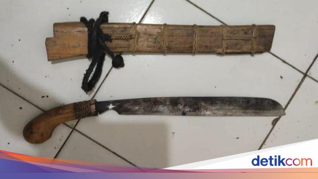 Dua Jari Damsir Putus Kena Tebas Golok Tetangga Usai Cekcok Mulut