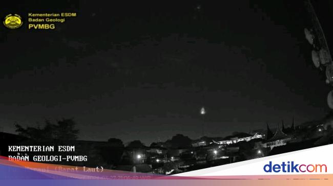 Marapi Erupsi 2 Kali Malam Ini, Keluarkan Abu Vulkanik 1 hingga 1,5 ...