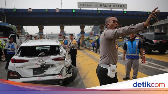 Penampakan 7 Mobil Terlibat Kecelakaan Beruntun di GT Halim Utama Penampakan 7 Mobil Terlibat Kecelakaan Beruntun di GT Halim Utama