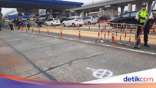 Polisi Olah TKP Kecelakaan Beruntun 7 Mobil di GT Halim Utama