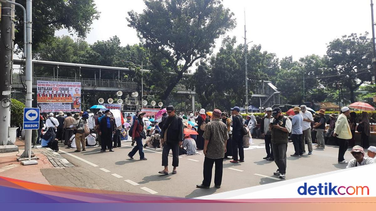 Massa Aksi Soal Gugatan Sengketa Pilpres Kembali Demo di Patung Kuda