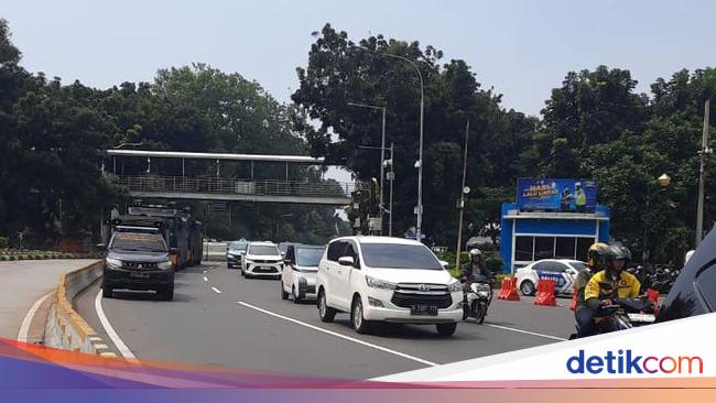 Massa Demo di Patung Kuda Bubar, Lalin Arah Bundaran HI Dibuka Massa Demo di Patung Kuda Bubar, Lalin Arah Bundaran HI Dibuka