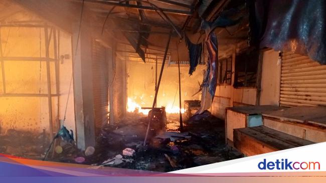 Api Membara Lalap Ratusan Kios di Pasar Cipunagara Subang