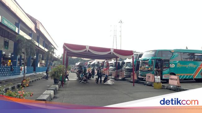 Terminal Kampung Rambutan Mulai Ramai, Puncak Arus Mudik Diprediksi 7 April