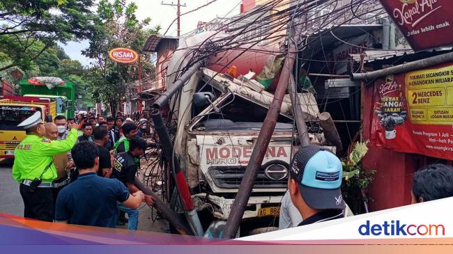 Truk Molen Tabrak Tiang dan Motor di Kota Malang gegara Sopir Pusing