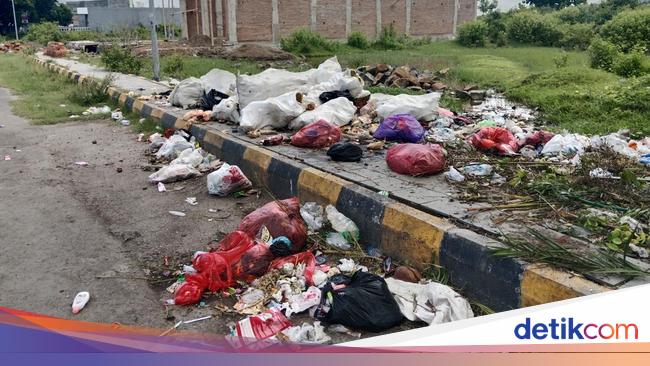 Jorok! Sampah Menumpuk di Jalan Raya Jeneponto hingga Keluarkan Bau Busuk