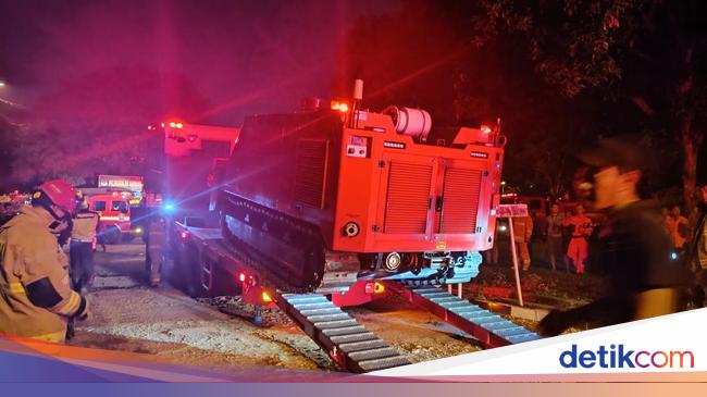 Strategi Damkar Pakai Robot Padamkan Api di Gudang Peluru Kodam Jaya Strategi Damkar Pakai Robot Padamkan Api di Gudang Peluru Kodam Jaya