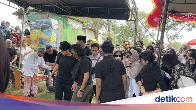 Suasana Haru di Pemakaman Hilbram Dunar