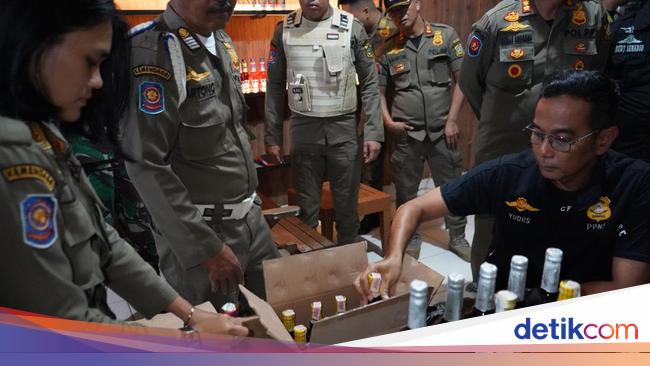 Satpol PP Geruduk Ruko di Gunungputri Bogor, Sita 52 Botol Miras