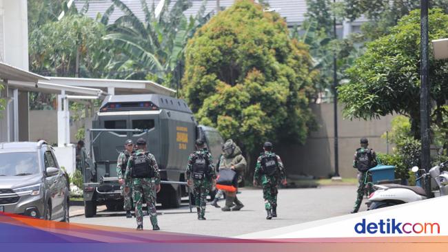 Tim Jihandak Masih Sisir Perumahan Dekat Gudang Amunisi yang Terbakar