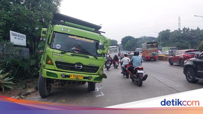 Tak Kuat Nanjak, Truk Batu Mundur-Tabrak 5 Mobil di Jl Transyogi Bogor