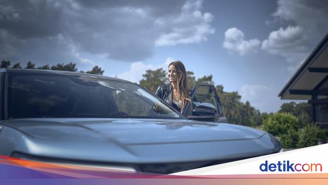 Ini Dia Wanita Pertama yang Sukses Keliling Dunia Pakai Mobil Listrik