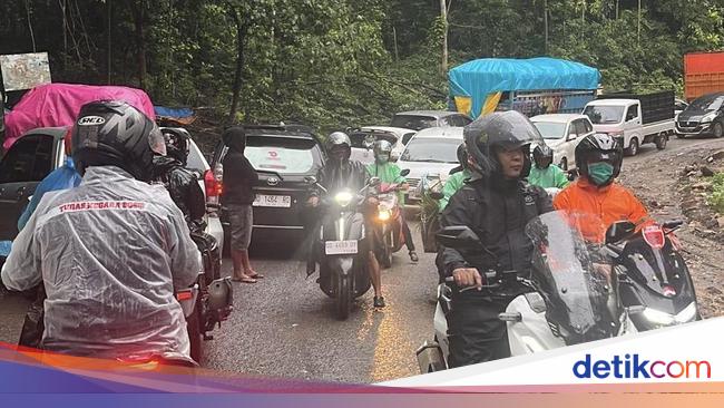 Poros Maros-Bone di Camba Siang Ini Macet gegara Material di Badan Jalan