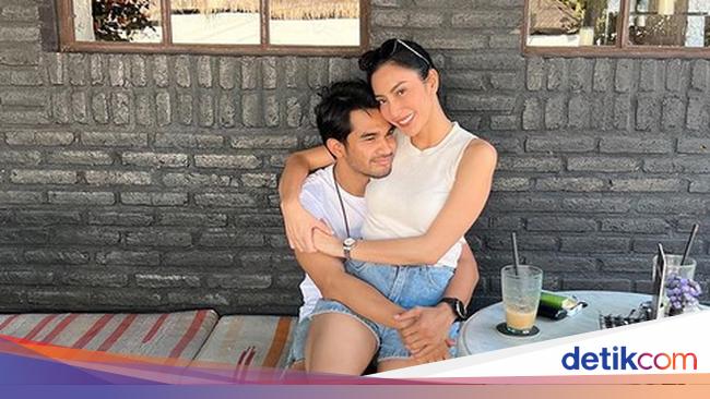 Keseruan Tyas Mirasih dan Suami Saat Makan dan Nongkrong di Kafe