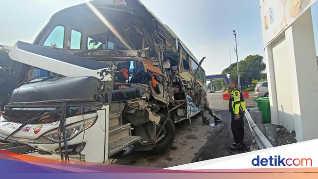 4 Korban Kecelakaan Bus Vs Truk di Tol Tembalang Semarang Masih Dirawat