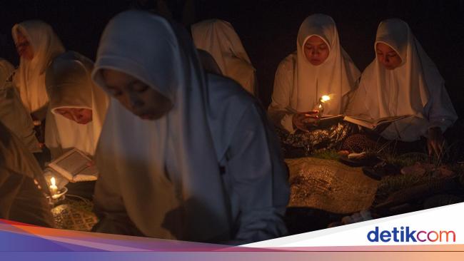 Khusyuk Mengaji di Malam Lailatul Qadar