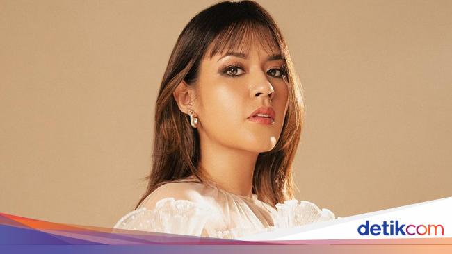 7 Gaya Raisa Tampil dengan Rambut Berponi, Dipuji Cantik Bak Boneka Hidup