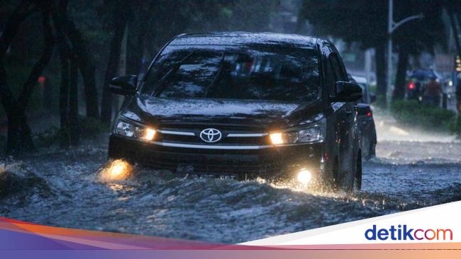 Jalan Kemang Raya Tergenang Sore Ini